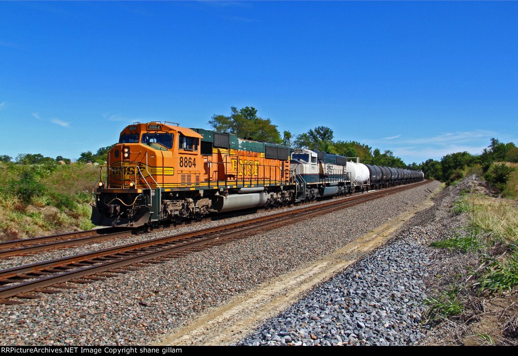 2 BNSF Mac's lead a corn syrup train WB!